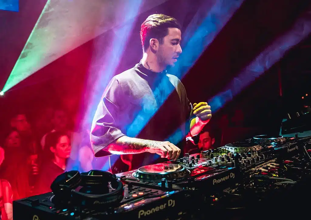 EDM Nedir? Dünyanın En İyi EDM DJ'leri - Biletino Blog