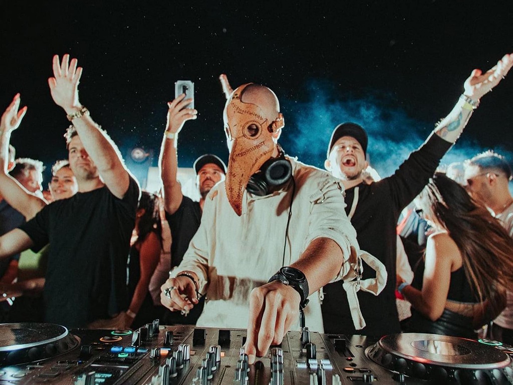 Hozho Kimdir? Müzik Kariyeri ve Maske Efsanesi - Biletino